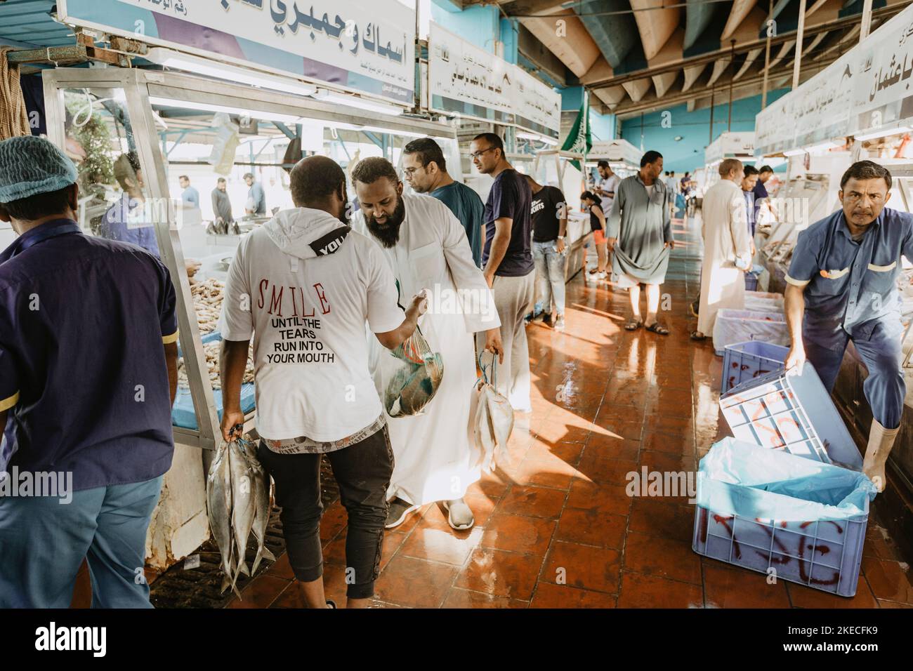 Saudi Arabia, Mecca Province, Jeddah/Jidda, fish market, customers ...