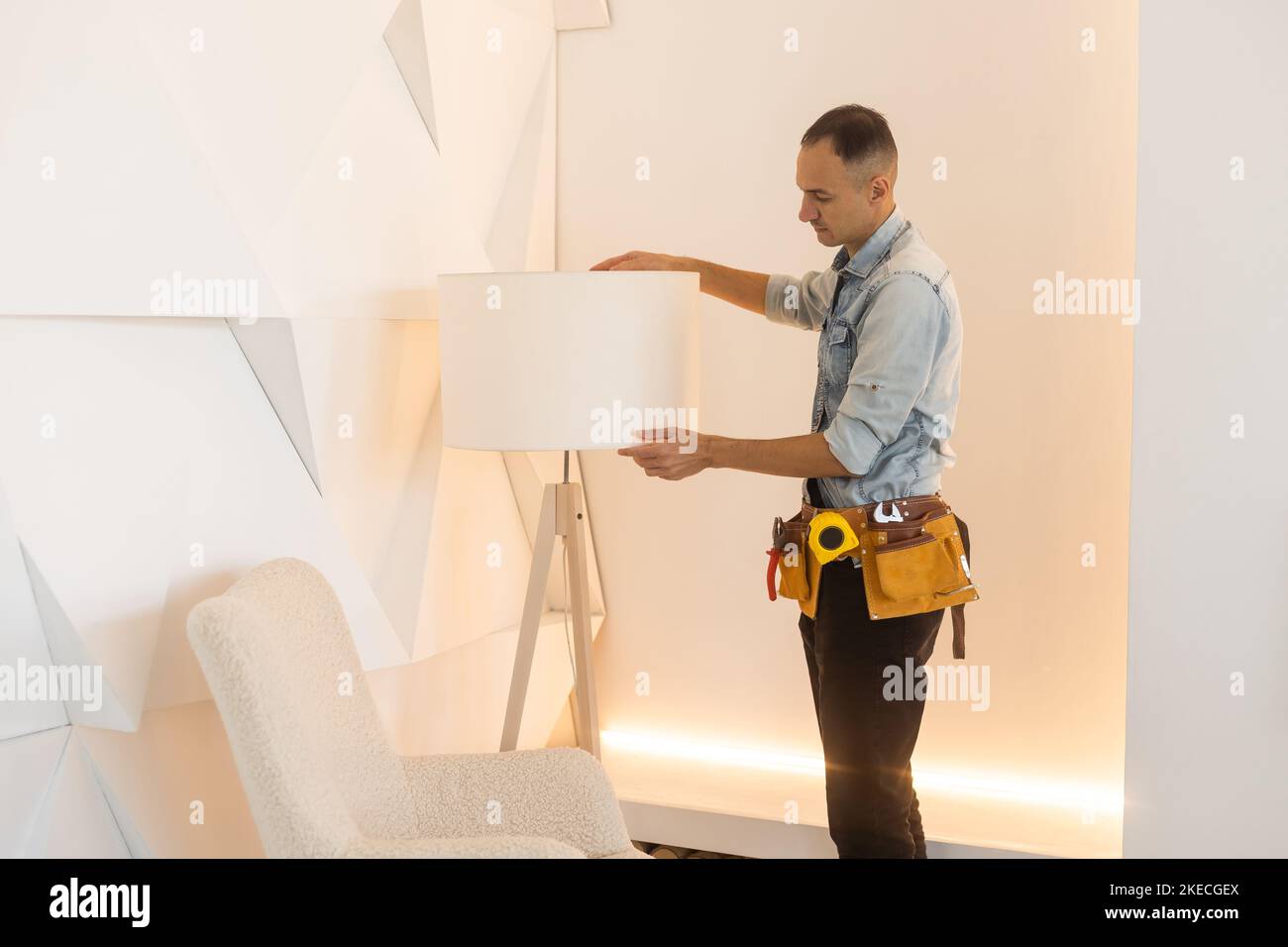 Male Electrician Repairing Light floor lamp Stock Photo - Alamy