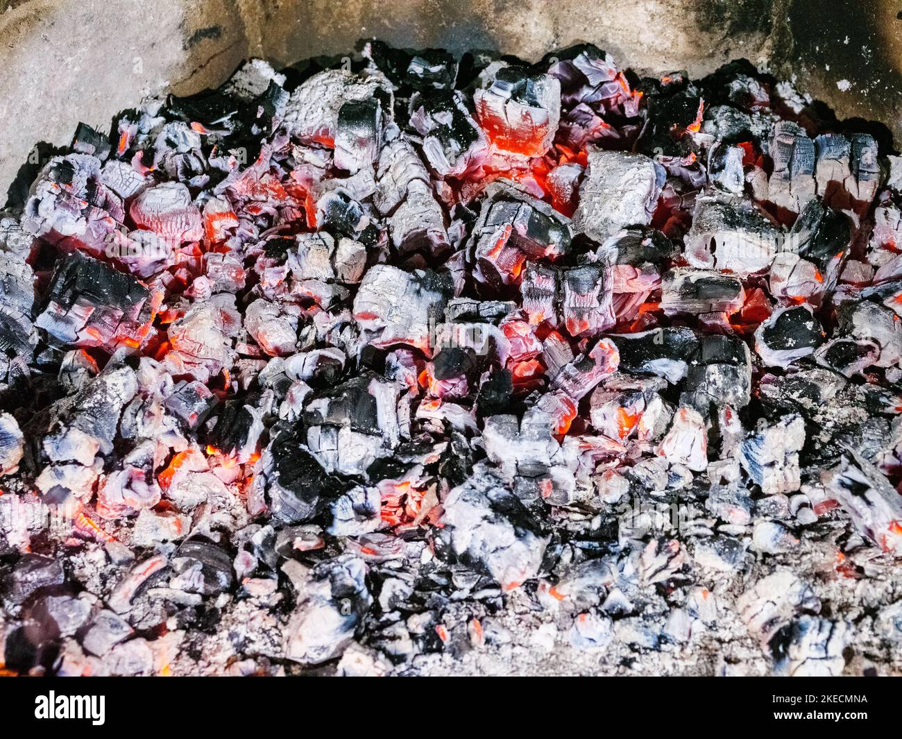 Smouldering embers and the heat of a home fireplace Stock Photo - Alamy