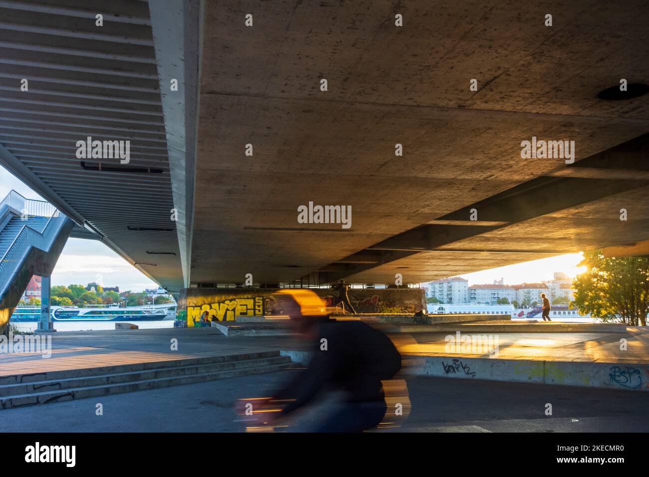 Vienna, 2 men boxing sport below bridge Reichsbrücke, sunset, river ...