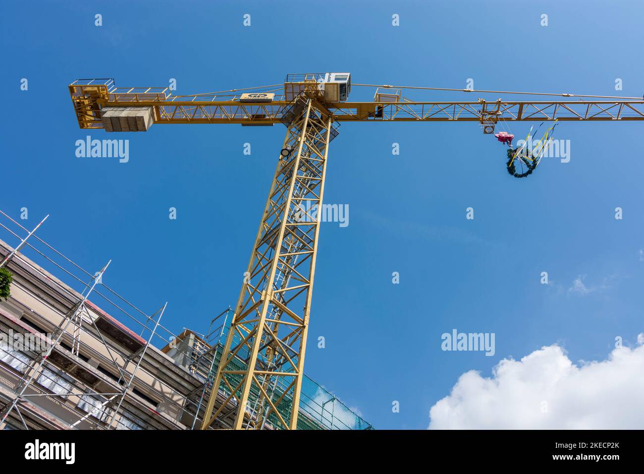 Halle (Saale), topping out ceremony, crane with topping-out crown ...