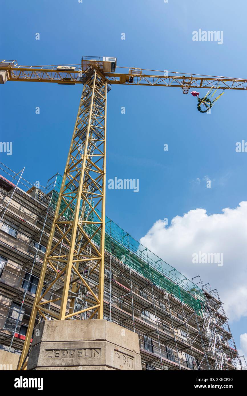 Topping crown hi-res stock photography and images - Alamy