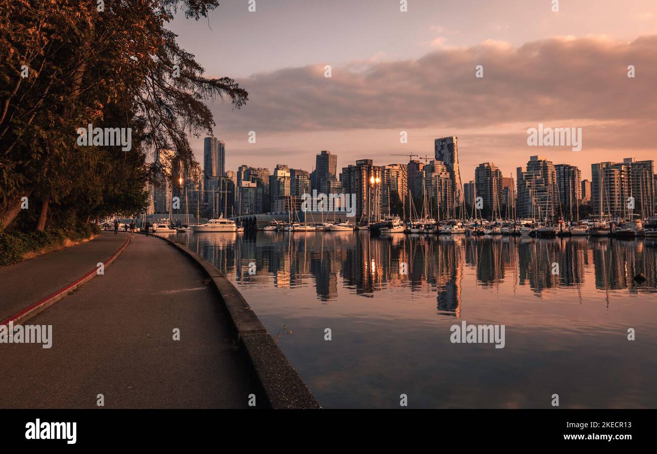 Vancouver skyline canada sunset hi-res stock photography and images - Alamy