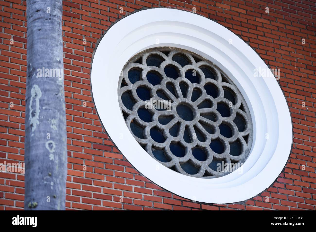 Round window in brick wall hi-res stock photography and images - Alamy