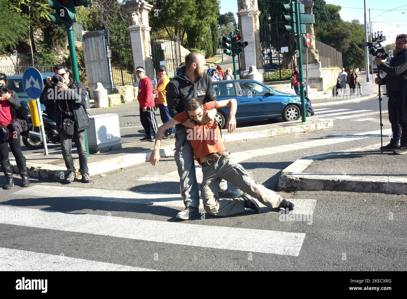 Roma, il movimento ambientalista "ULTIMA GENERAZIONE" occupa via ...
