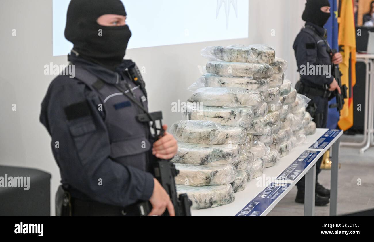Heilbronn, Germany. 11th Nov, 2022. Female police officers guard ...