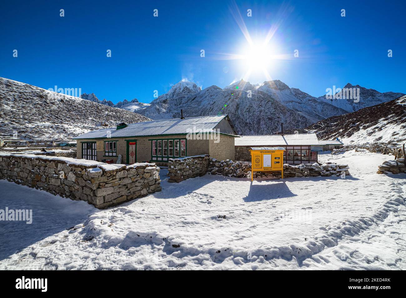 Morning in Machermo, Himalayas mountains. Everest Base Camp trek Stock ...
