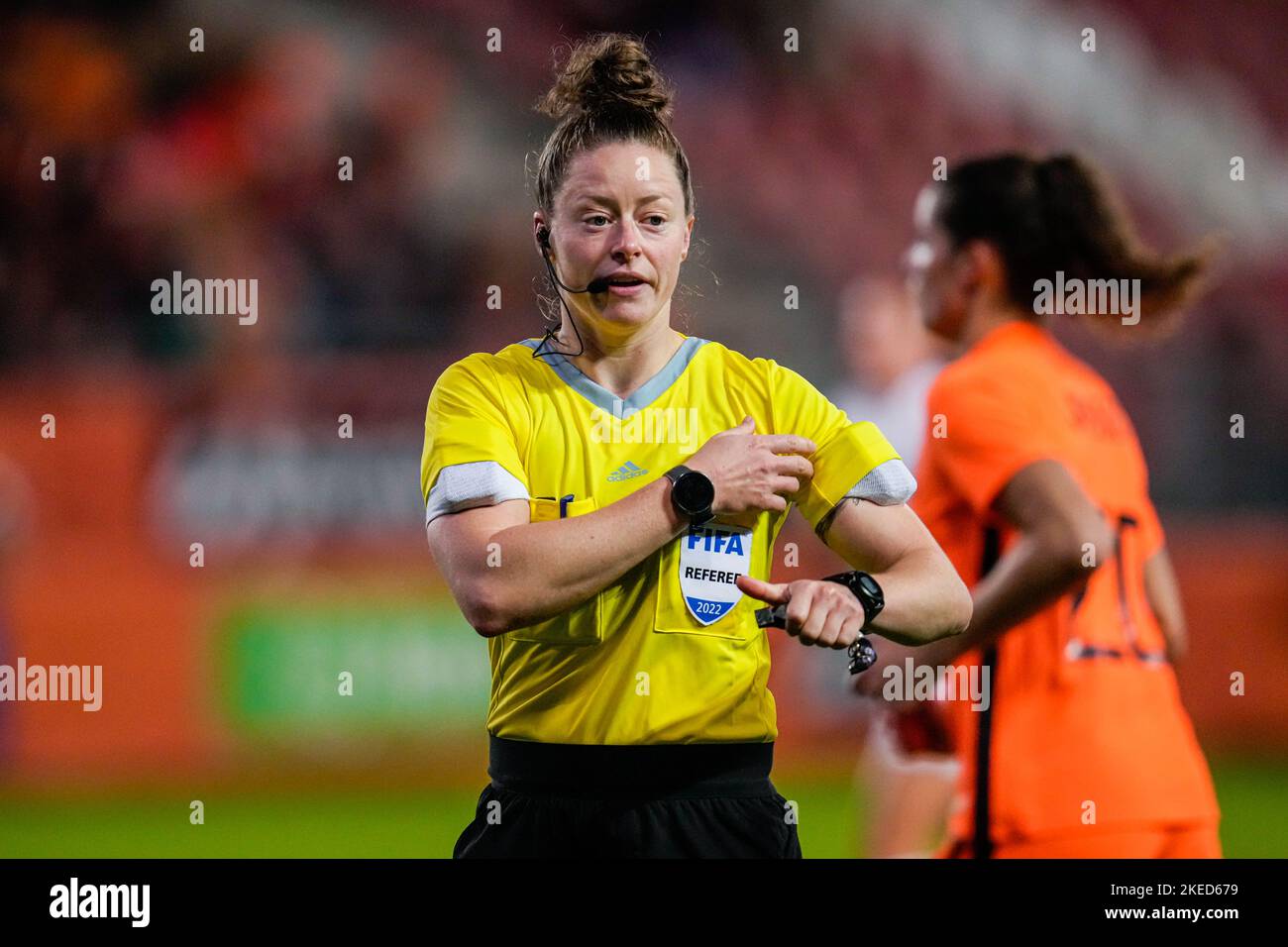 UTRECHT, NETHERLANDS - NOVEMBER 11: referee Kirsty Dowle during the ...