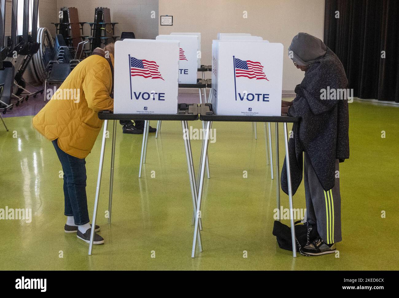 Casting ballots 2022 usa hi-res stock photography and images - Alamy