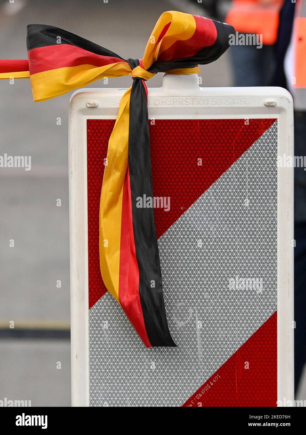 Velten, Germany. 11th Nov, 2022. A ribbon in the colors of the German ...