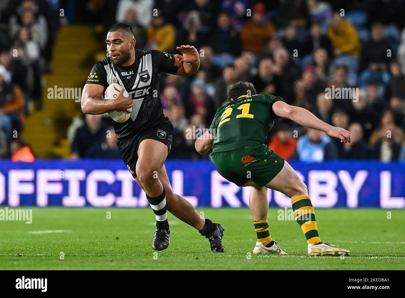 Leeds, UK. 11th Nov 2022. Isaiah Papali'i of New Zealand makes a break ...