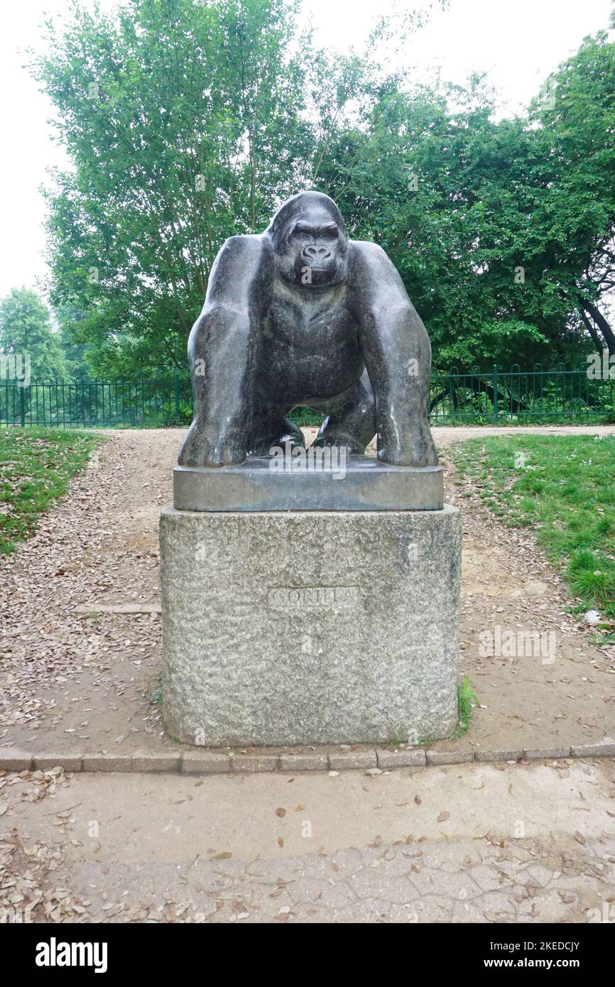 “Guy The Gorilla” is a sculpture by David Wynne in Crystal Palace Park ...