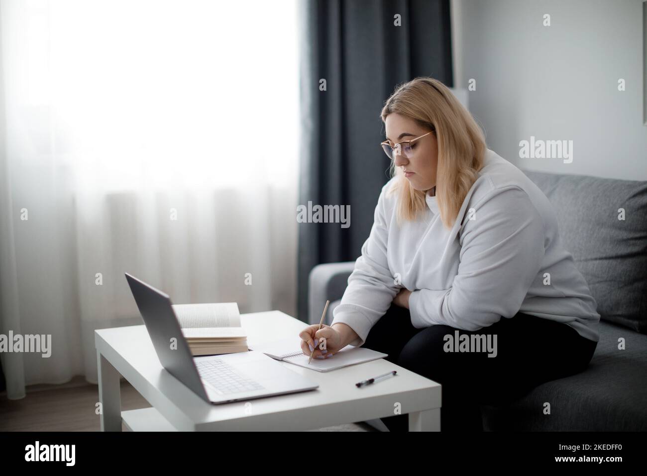 Laptop notes hi-res stock photography and images - Alamy
