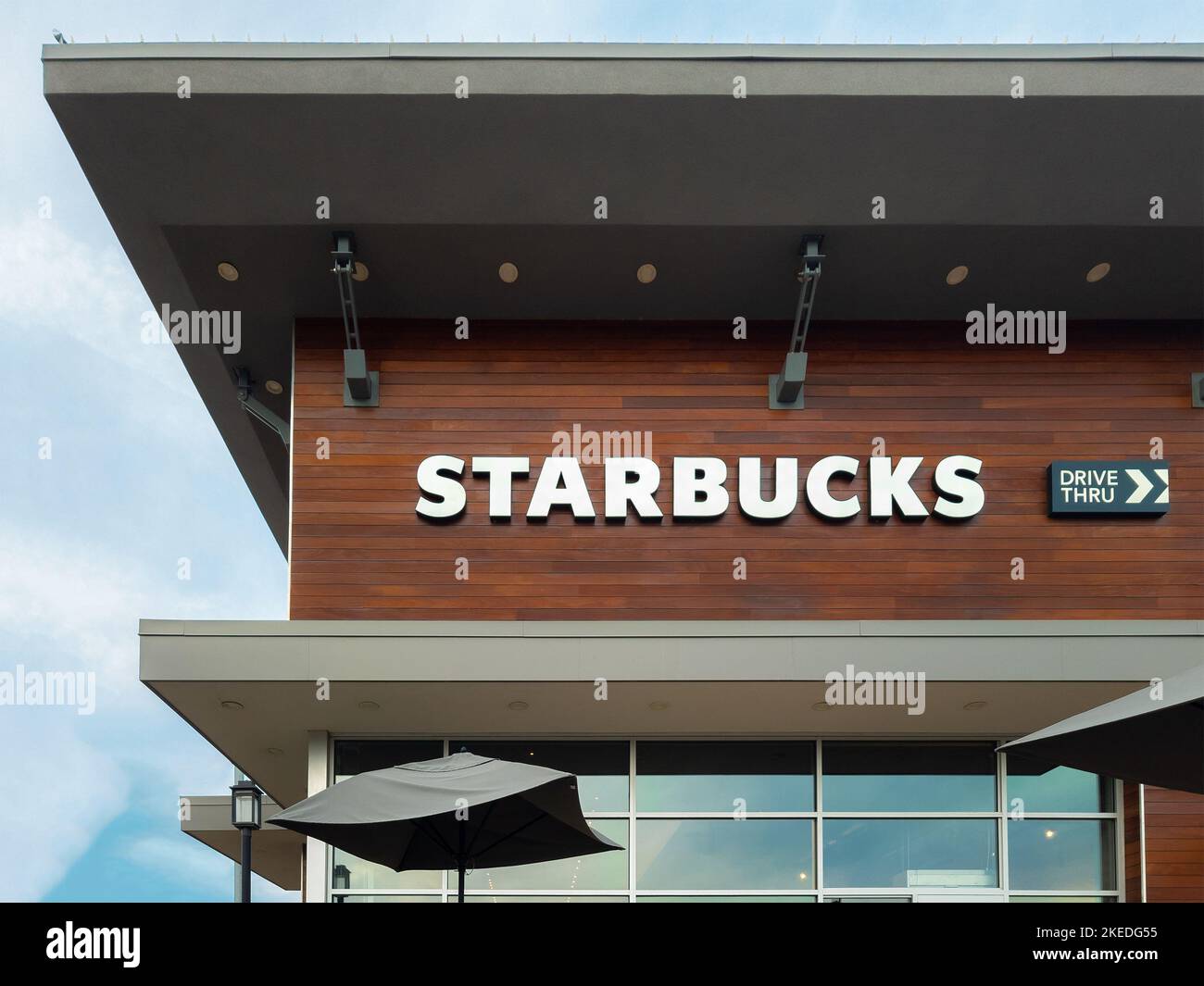 Starbucks storefront hi-res stock photography and images - Alamy