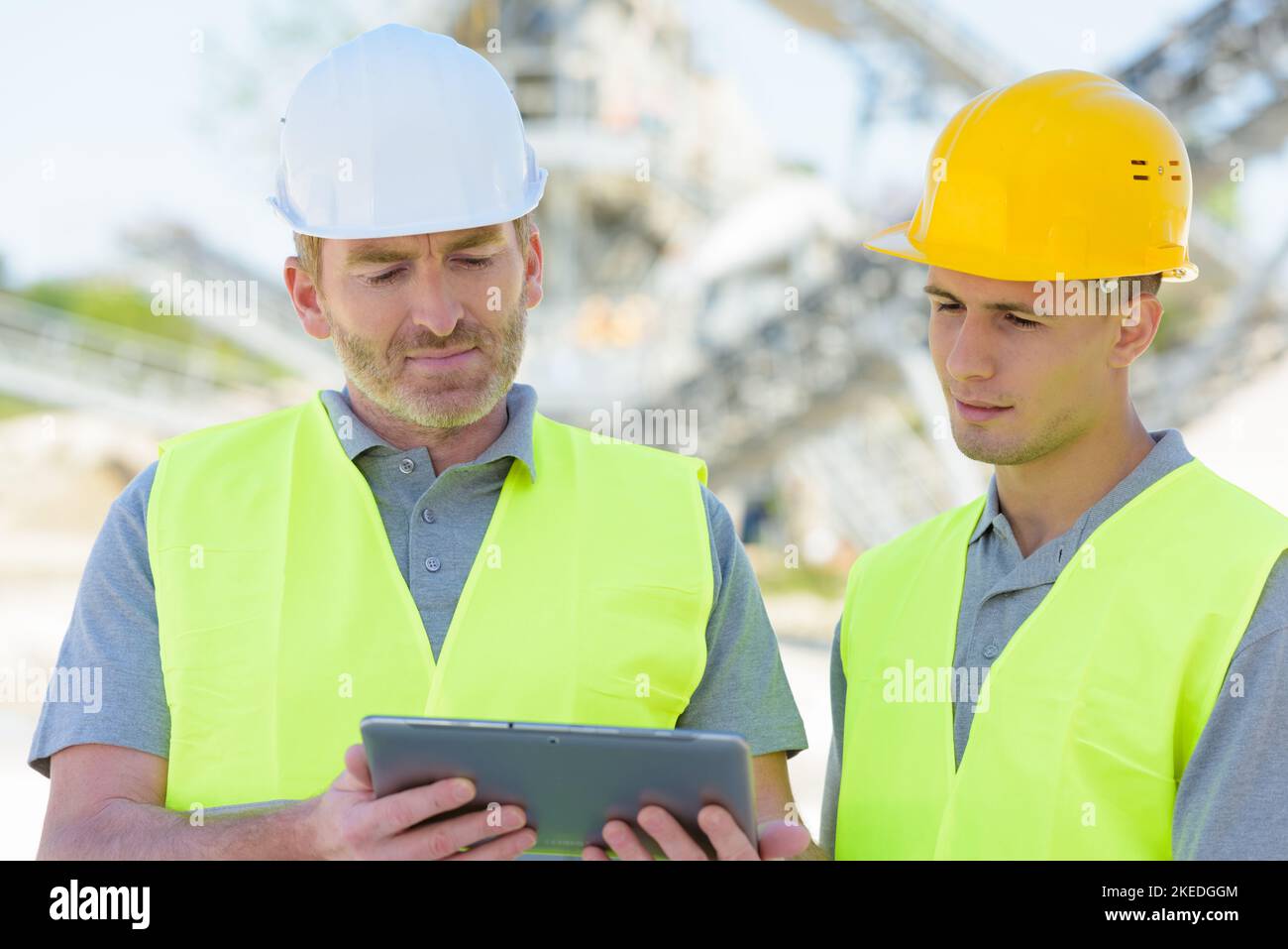 modern building workers checking laptop Stock Photo - Alamy