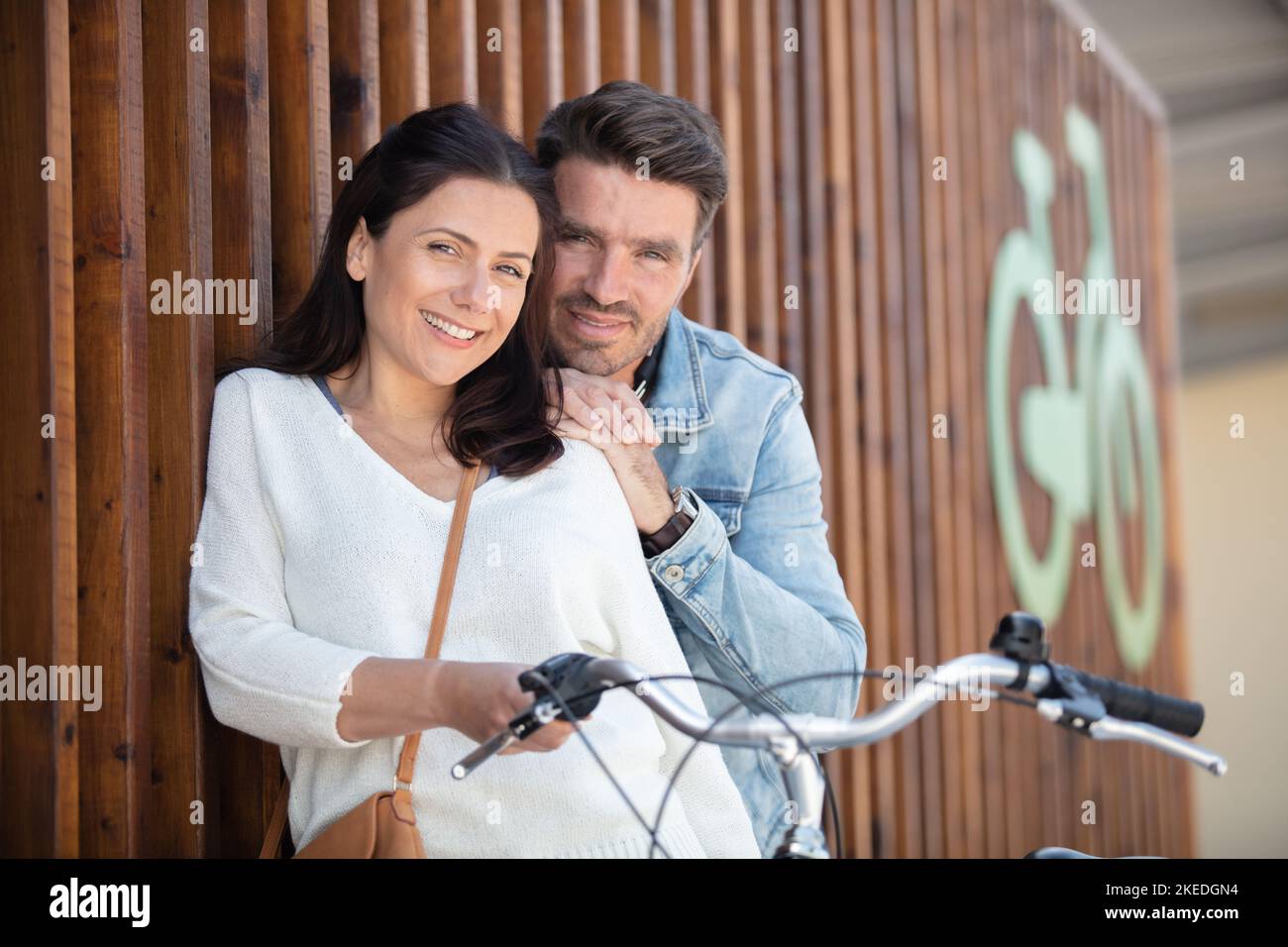 Couple hugging against wall hi-res stock photography and images - Alamy