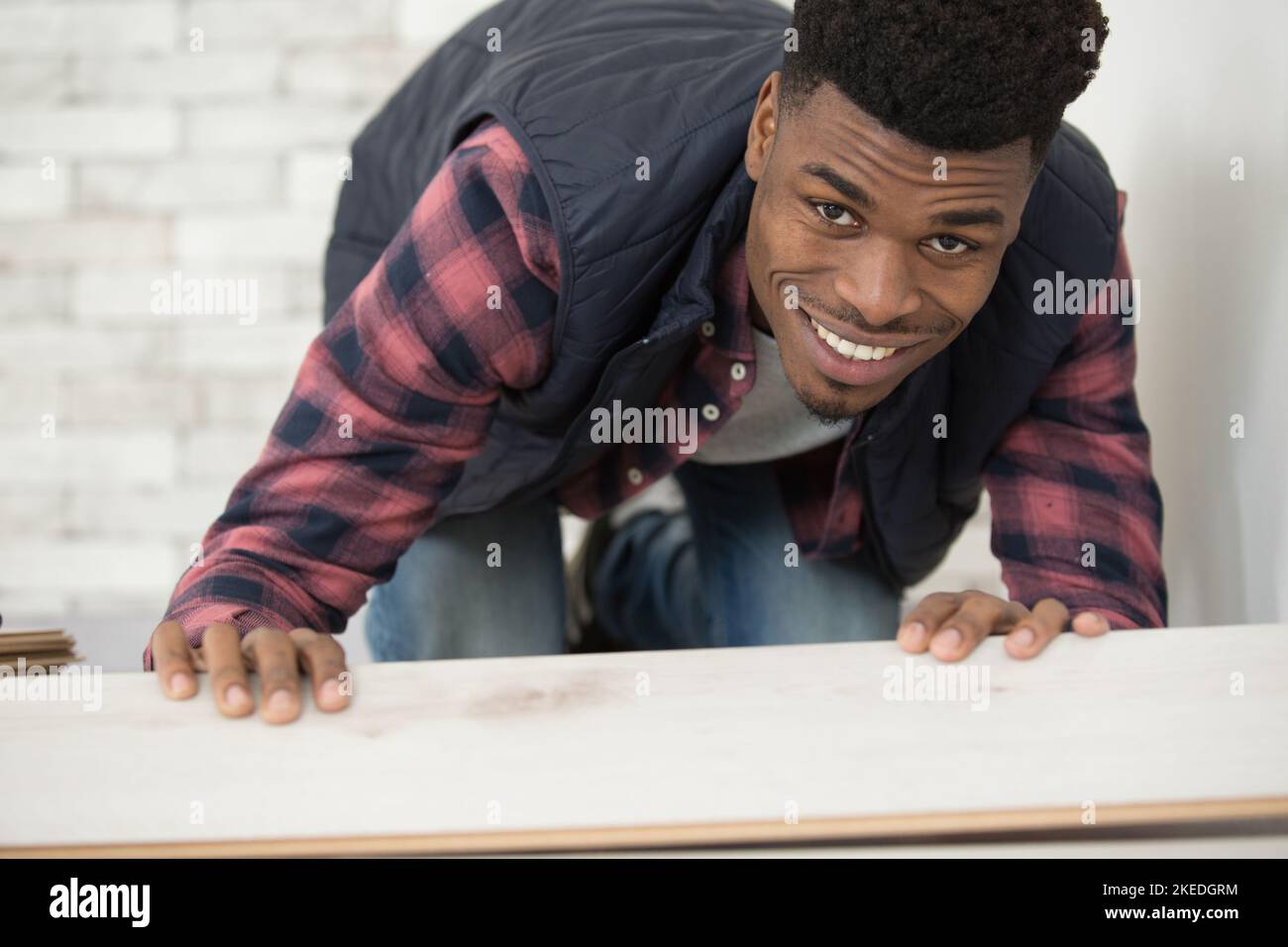man laying flooring at home Stock Photo - Alamy
