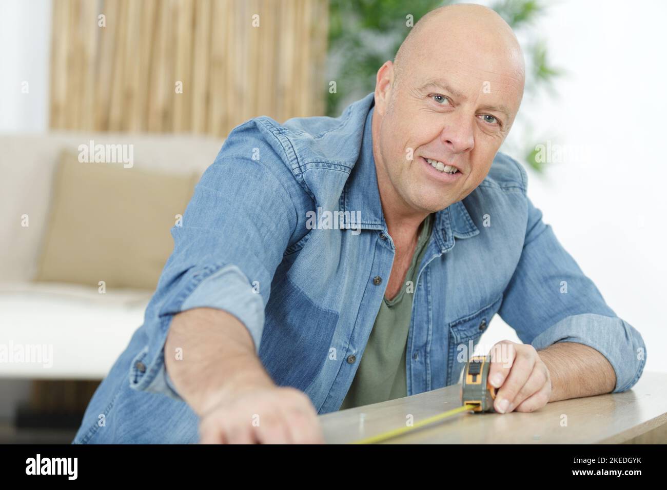 Man using tape measure hi-res stock photography and images - Alamy