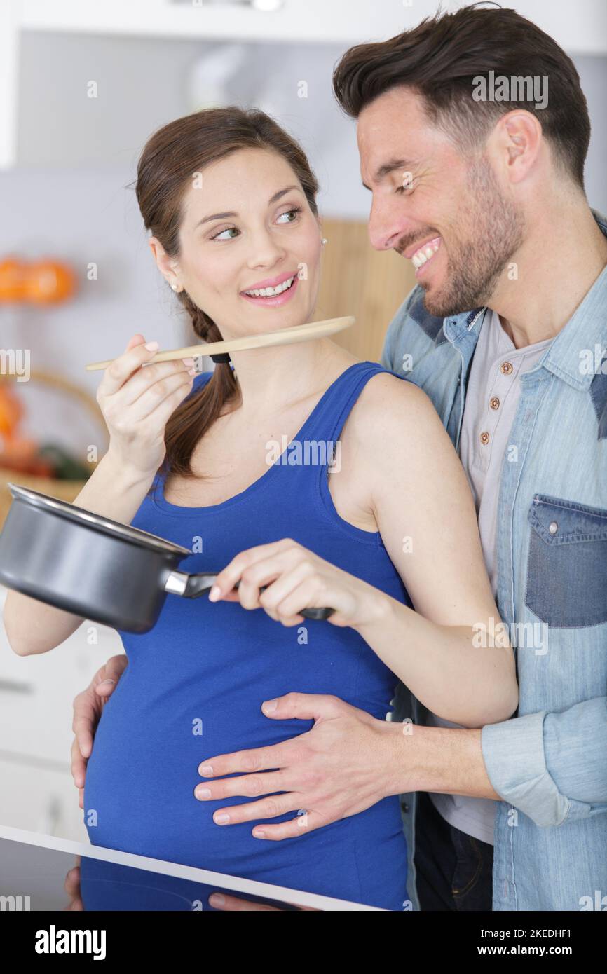 Man wife mom cook kitchen hi-res stock photography and images - Alamy