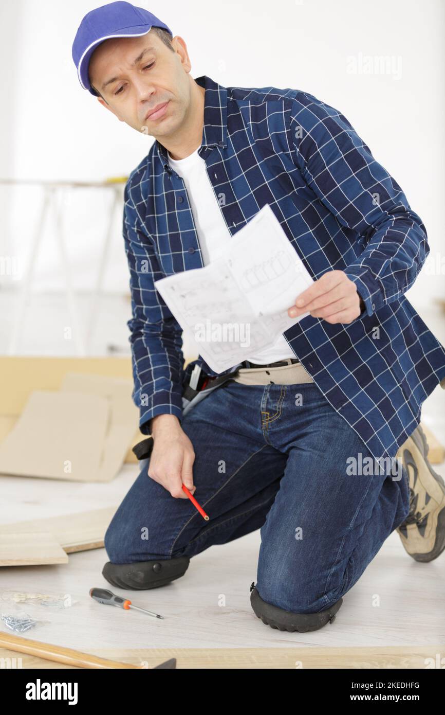 Employee reading manual hi-res stock photography and images - Alamy