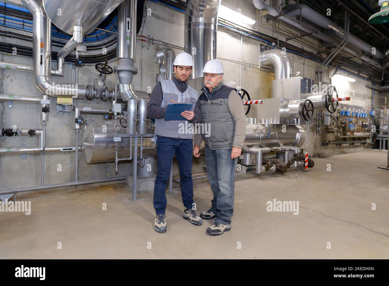 Natural gas production and workers hi-res stock photography and images ...