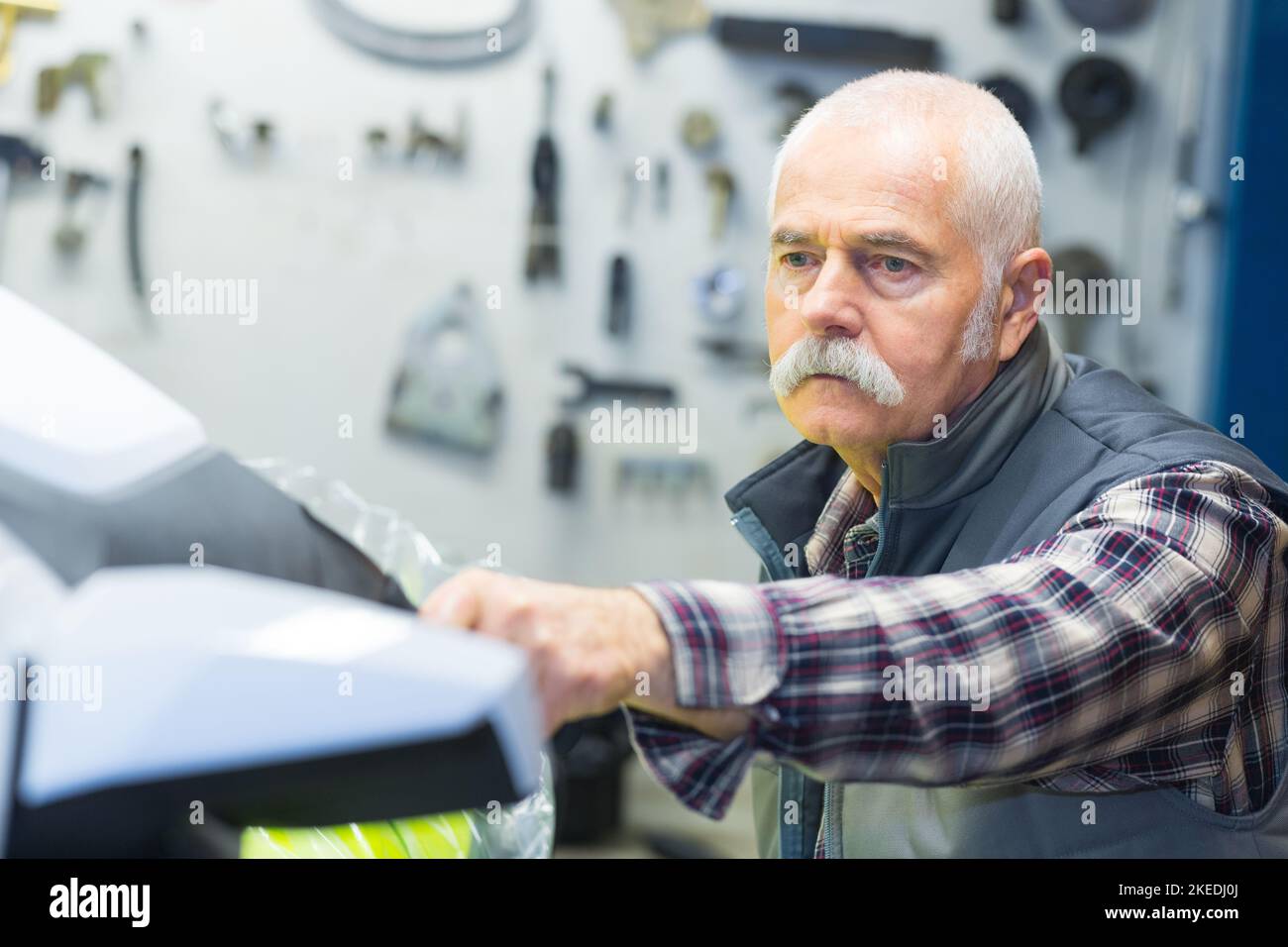 senior mechanic at work Stock Photo - Alamy