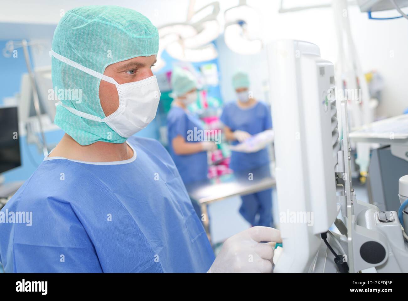 surgeon - doctor at work Stock Photo - Alamy