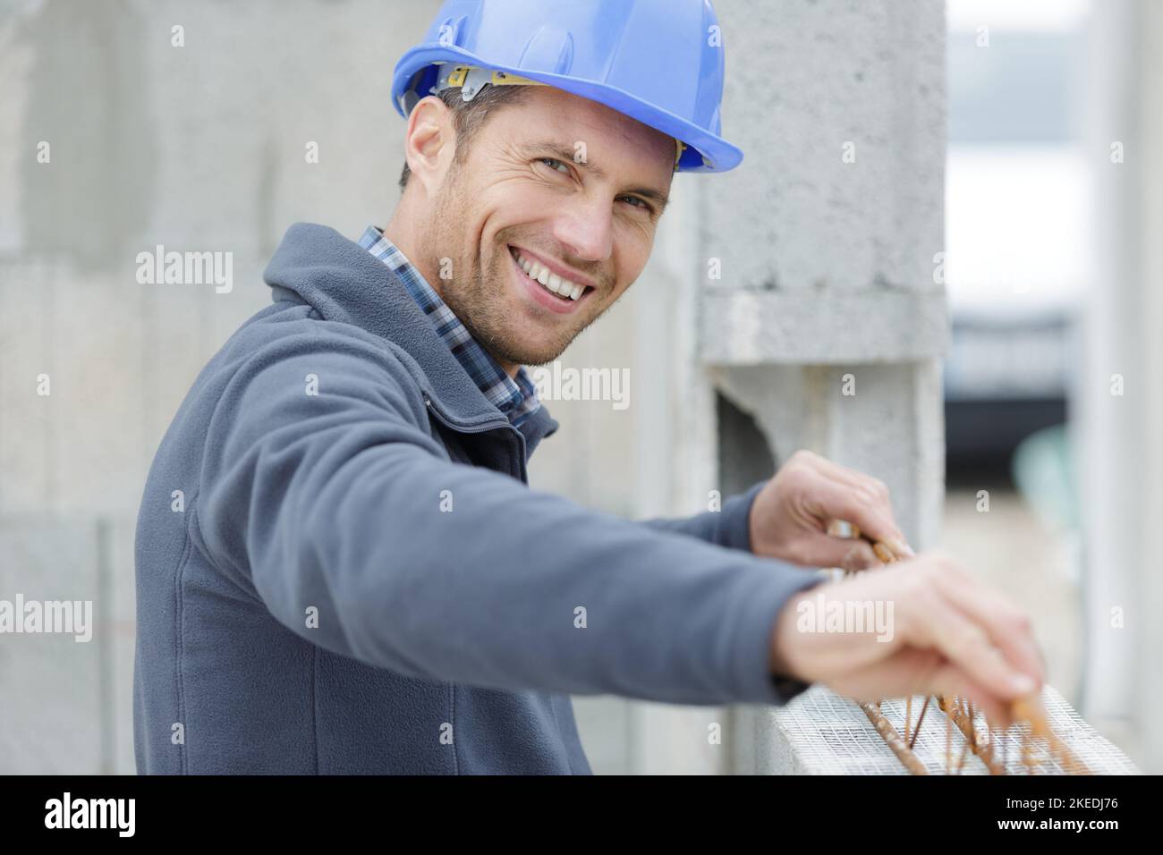 Worker installing metal beams hi-res stock photography and images - Alamy