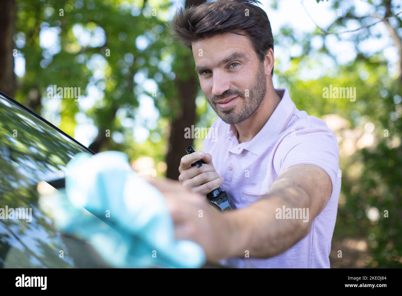 man holding squeegee and washing wet car window Stock Photo - Alamy