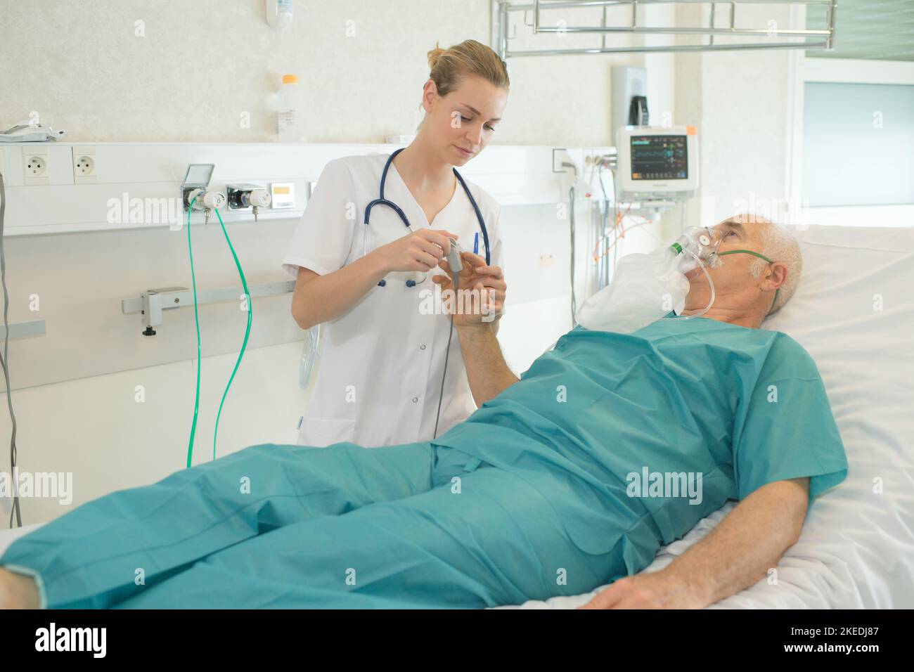 Senior woman dying family hospital hi-res stock photography and images ...