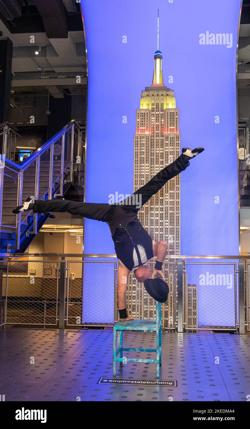 Hand-balancer Rokardy Rodriguez of Big Apple Circus poses on grand ...