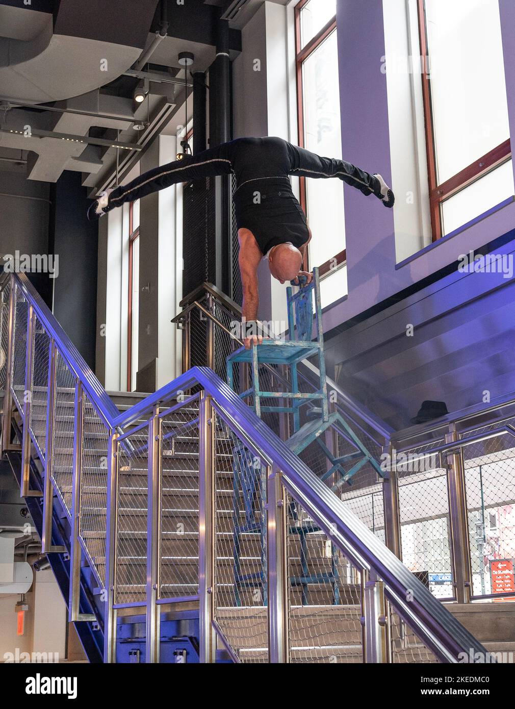 Hand-balancer Rokardy Rodriguez of Big Apple Circus poses on grand ...