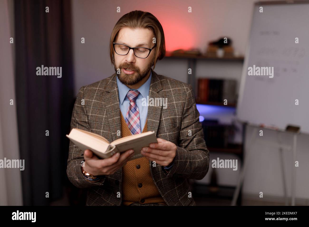 Modern live streaming hi-res stock photography and images - Alamy