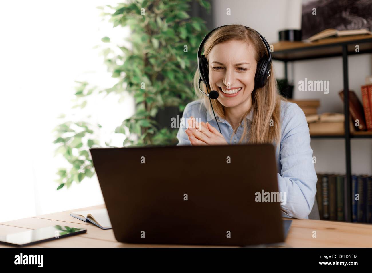 Woman headset working desk hi-res stock photography and images - Alamy