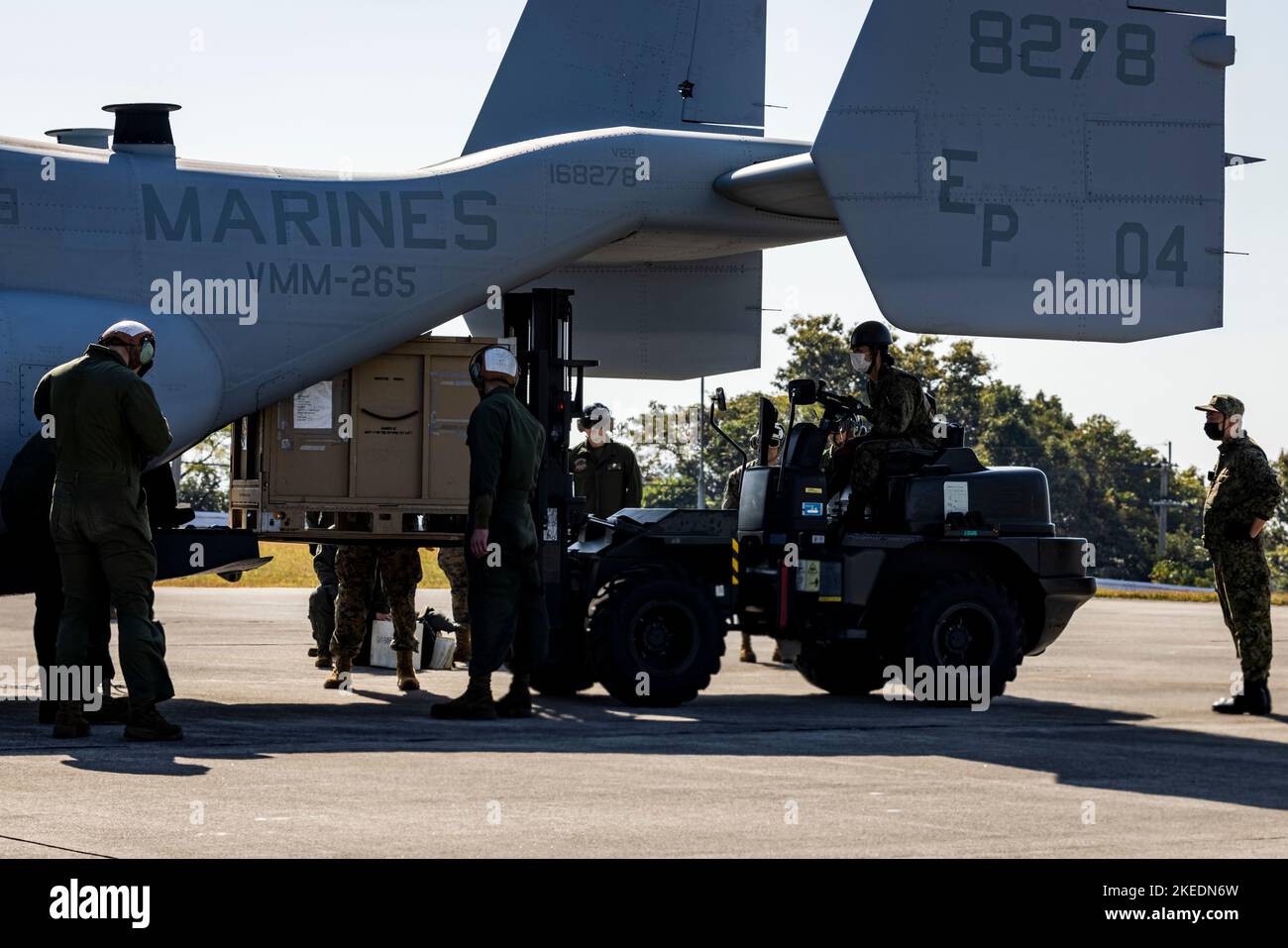 U.S. Marines with Marine Medium Tiltrotor Squadron (VMM) 265 and ...