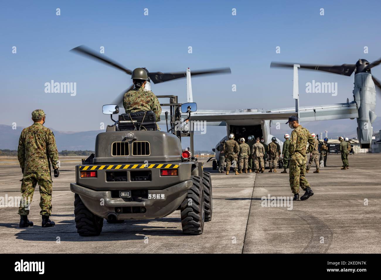 A U.S. Marines with Marine Medium Tiltrotor Squadron (VMM) 265 and ...