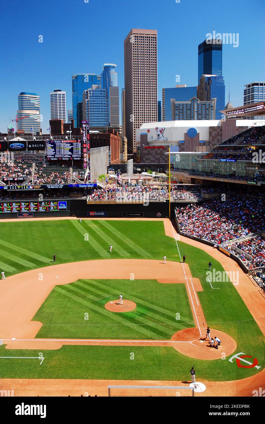 Minnesota twins target field people hi-res stock photography and images ...