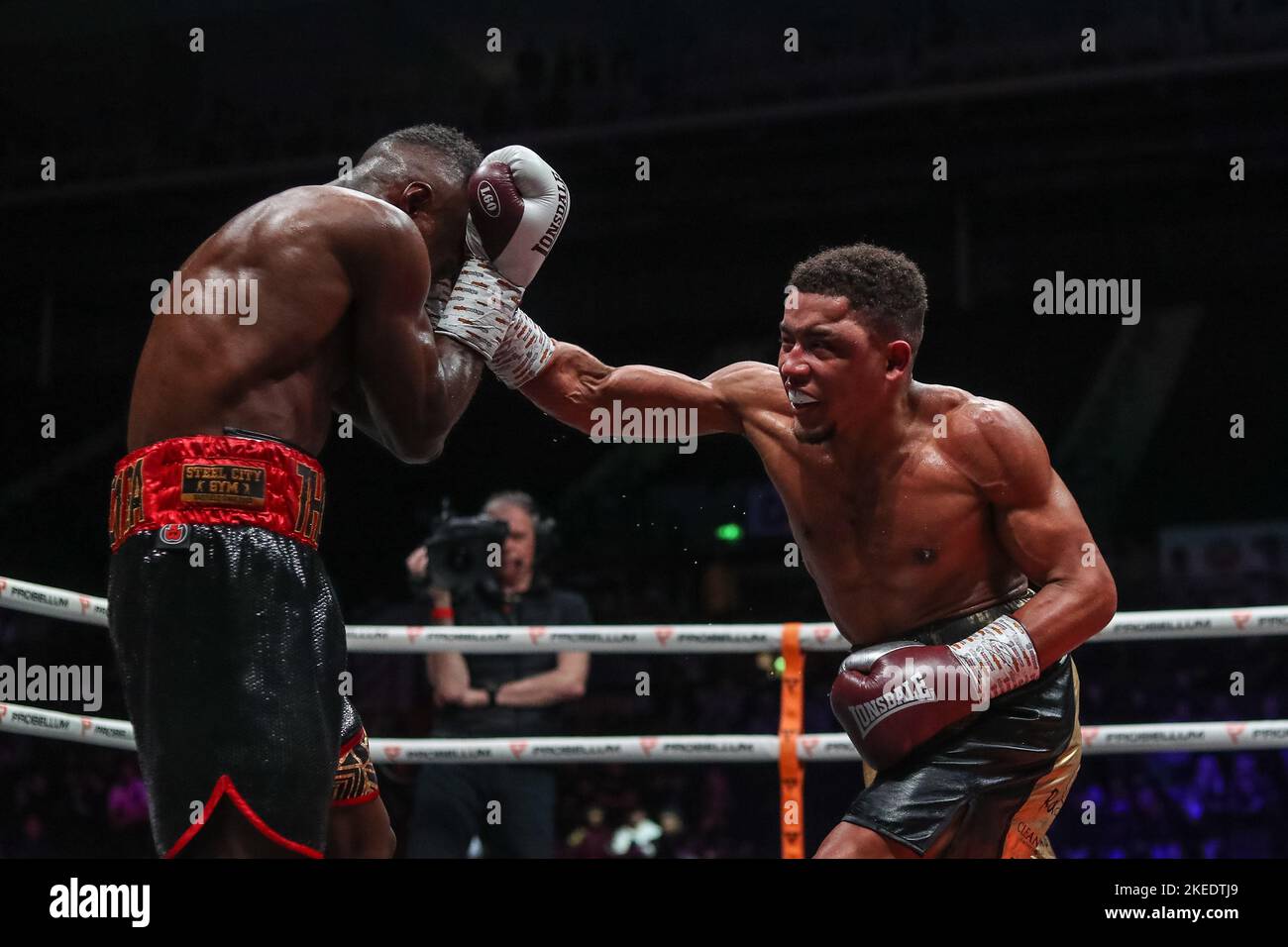 Sheffield, UK. 11th Nov, 2022. Marcel Braithwaite lands a right hook in ...