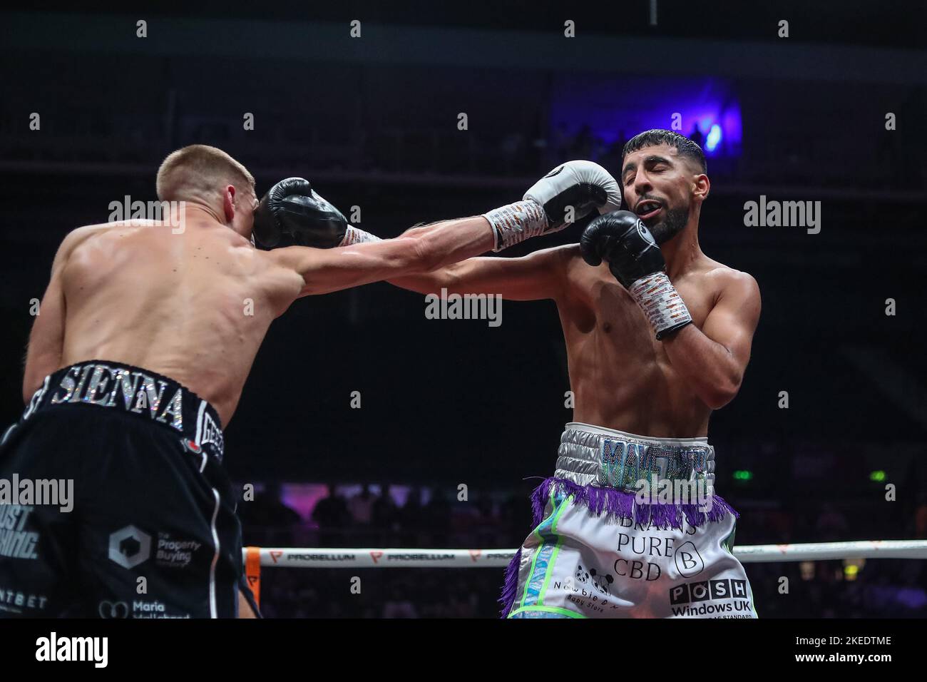 Sheffield, UK. 11th Nov, 2022. Shabaz Masoud lands a jab in the Jack ...
