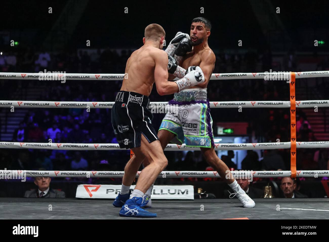 Sheffield, UK. 11th Nov, 2022. Shabaz Masoud lands a jab in the Jack ...