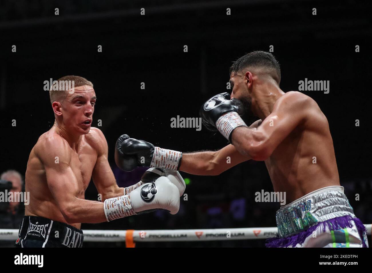 Sheffield, UK. 11th Nov, 2022. Marcel Braithwaite lands a left hook in ...