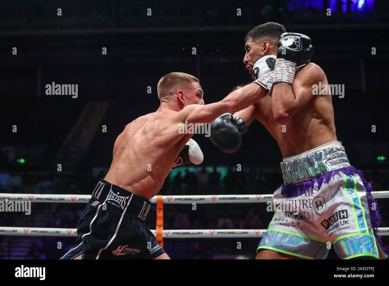 Sheffield, UK. 11th Nov, 2022. Jack Bateson lands a jab in the Jack ...