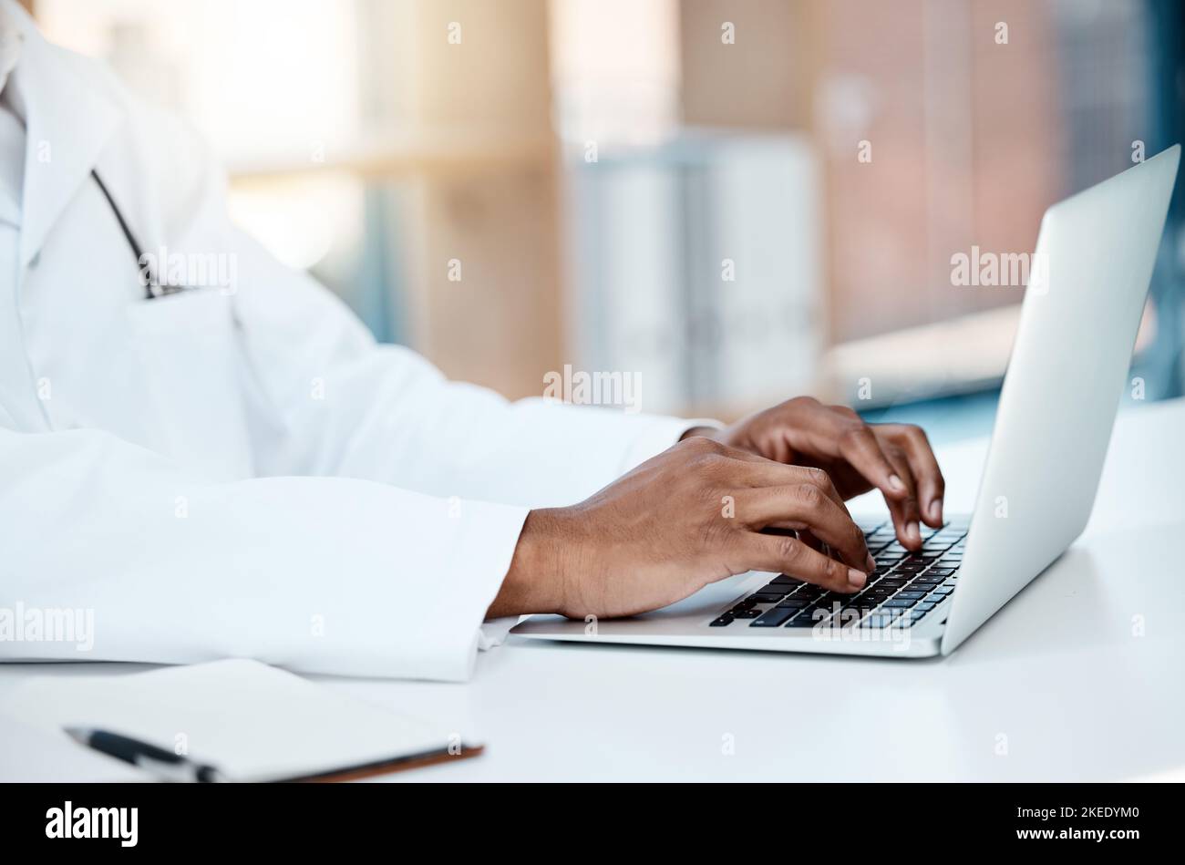 Doctor medical record computer hi-res stock photography and images - Alamy