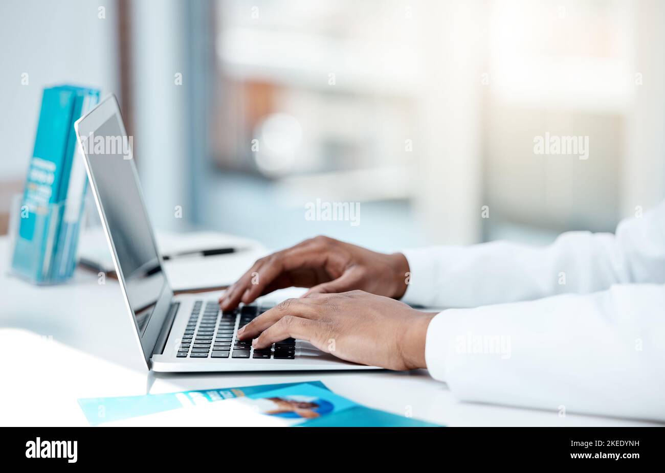 Doctor typing keyboard hi-res stock photography and images - Alamy