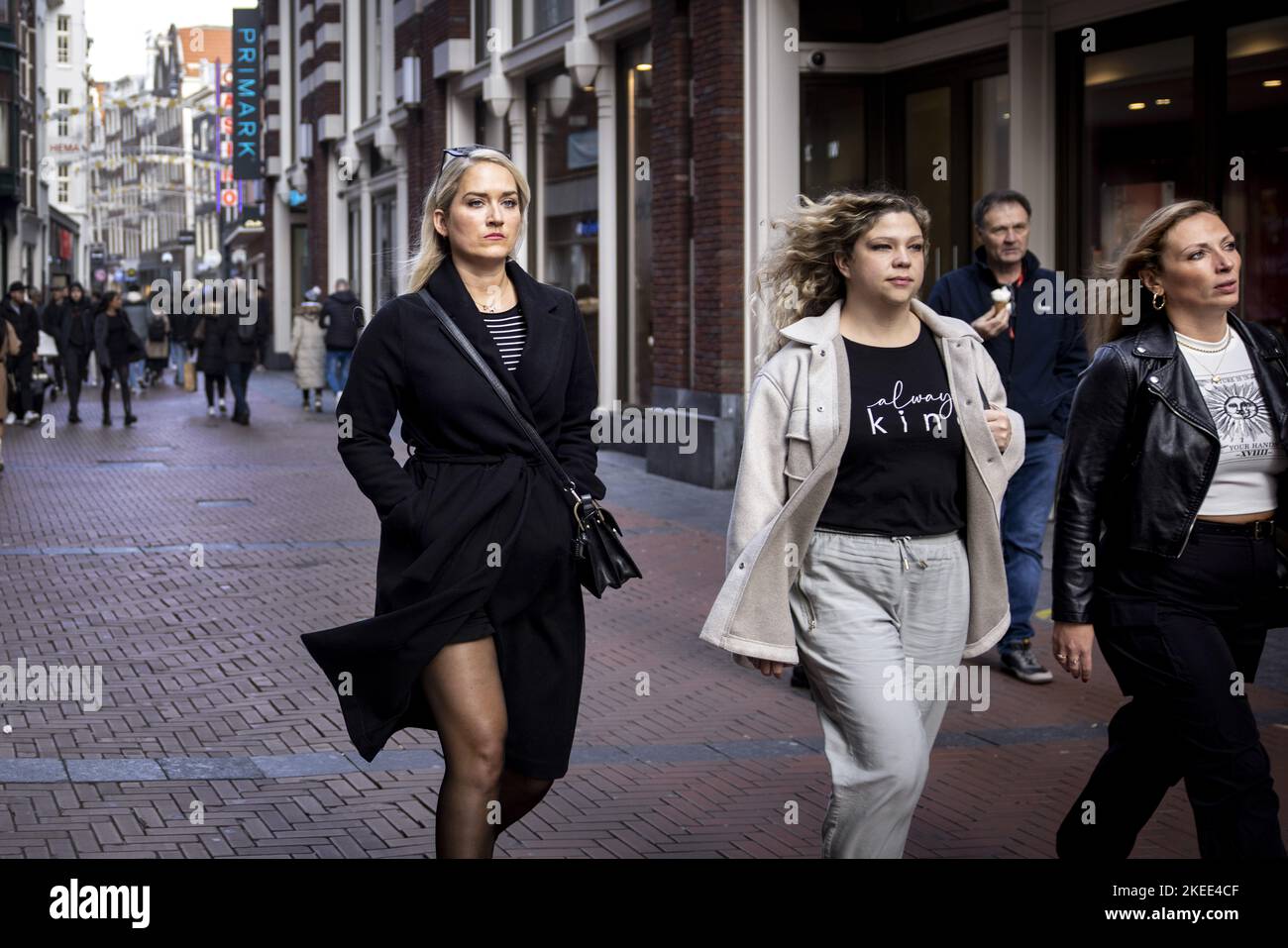 2022-11-11 13:23:44 AMSTERDAM - Shoppers on the Nieuwendijk in ...