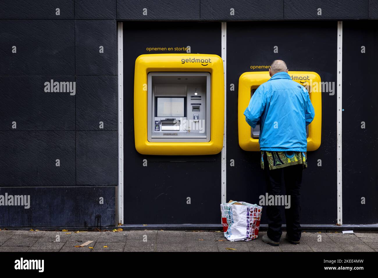 2022-11-11 09:50:55 AMSTERDAM - A gentleman withdraws money at an ATM ...