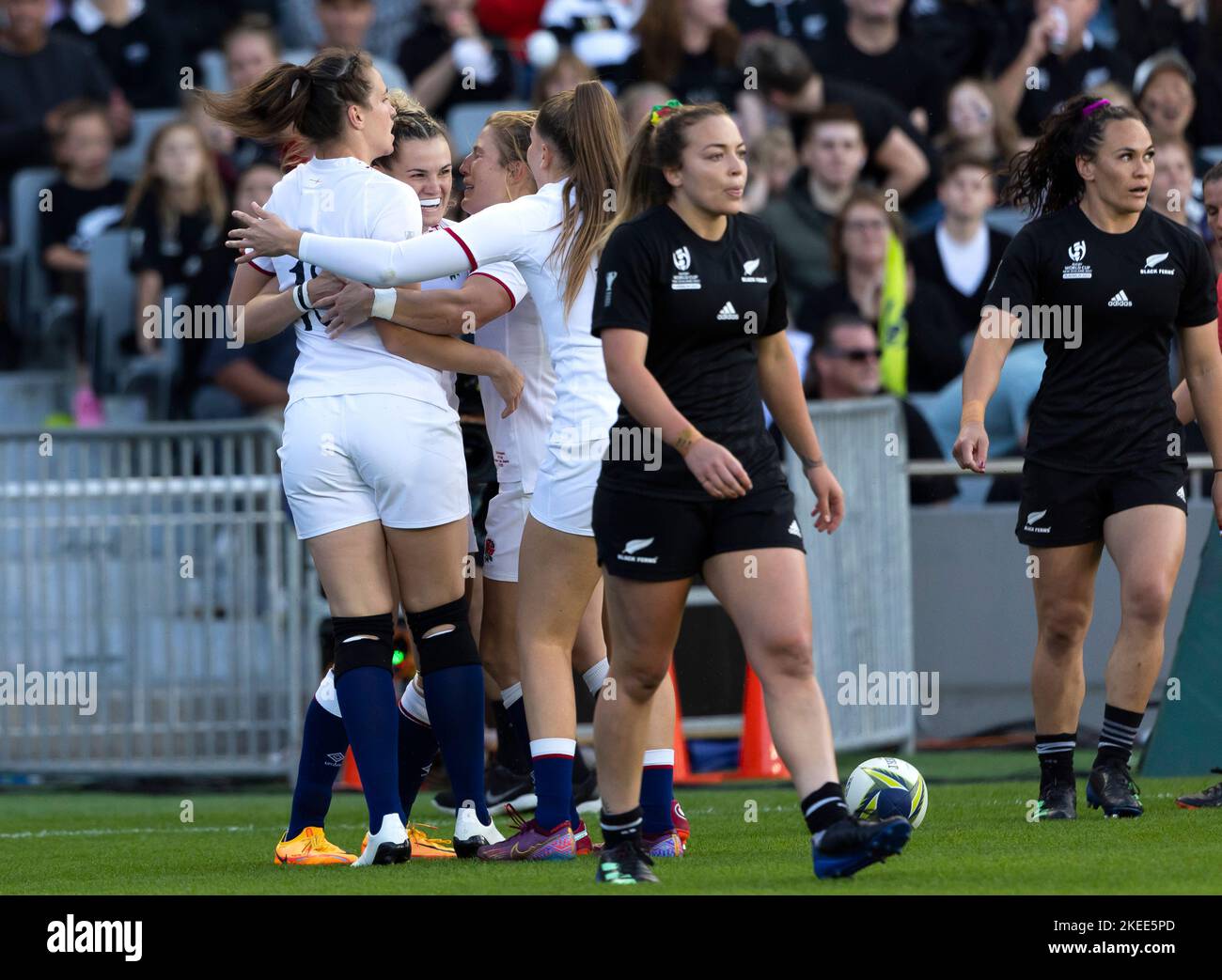 England's Ellie Kildunne celebrates scoring the opening try with team ...