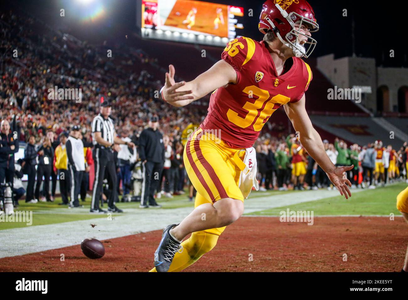 College football punter hi-res stock photography and images - Alamy
