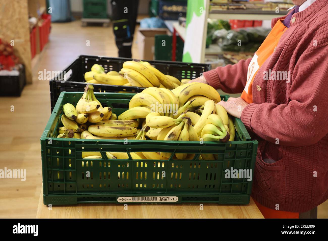 PRODUCTION - 11 November 2022, Thuringia, Mühlhausen: Employees of the ...