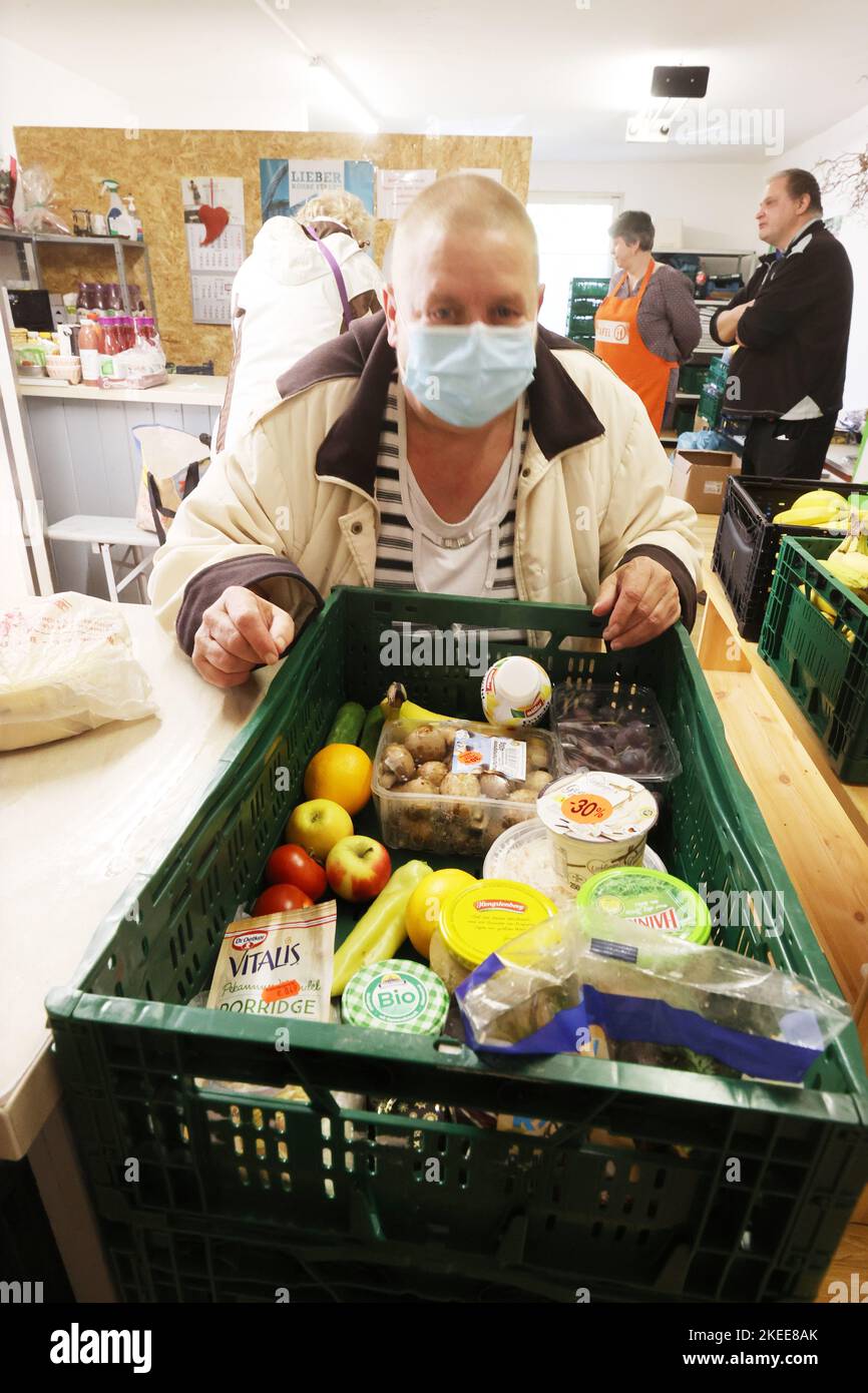 PRODUCTION - 11 November 2022, Thuringia, Mühlhausen: Customer Elke ...